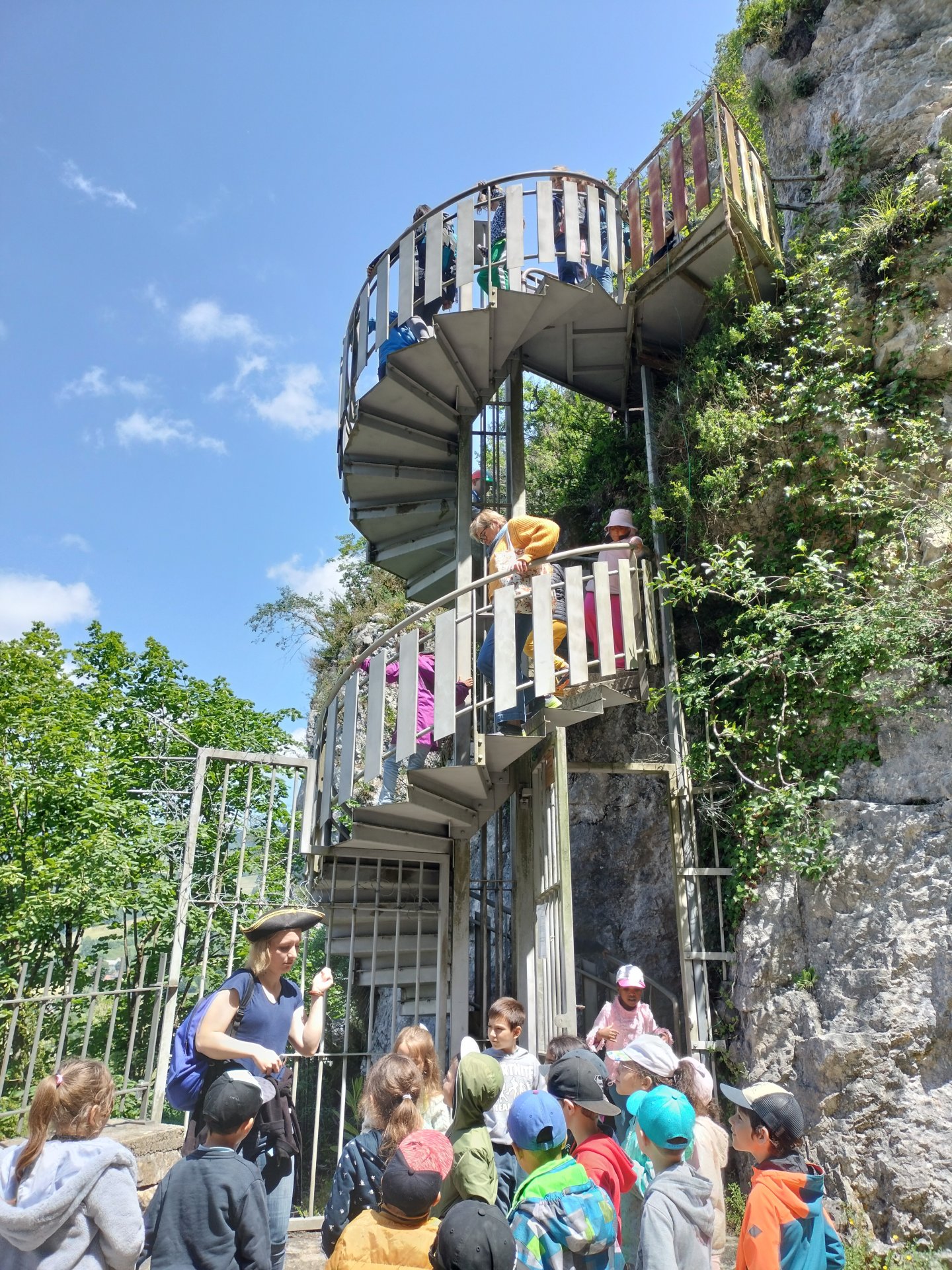 Les CP, CE1 et CE1/CE2 aux grottes de Saint-Christophe | École ...