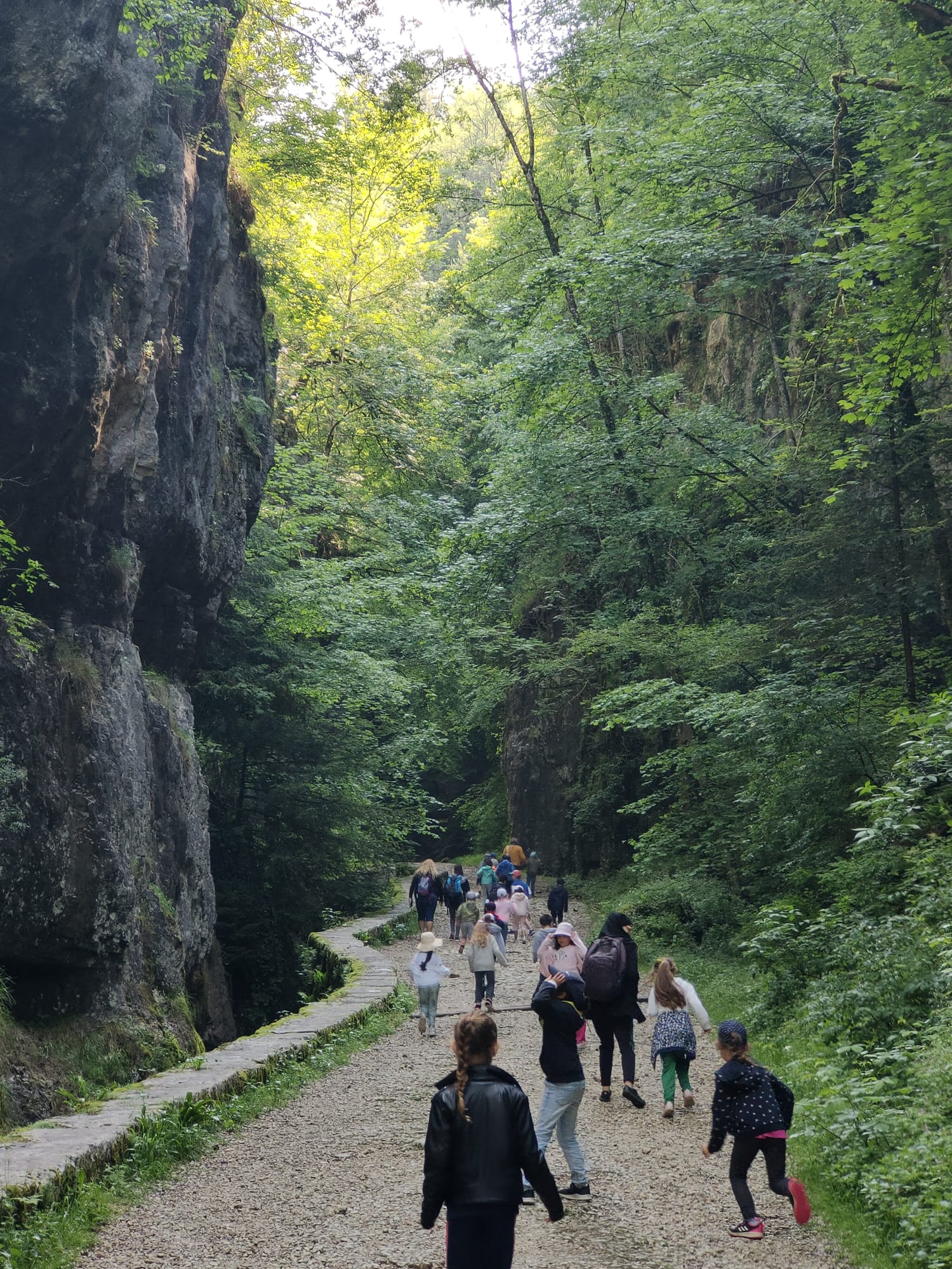 Les CP, CE1 et CE1/CE2 aux grottes de Saint-Christophe | École ...